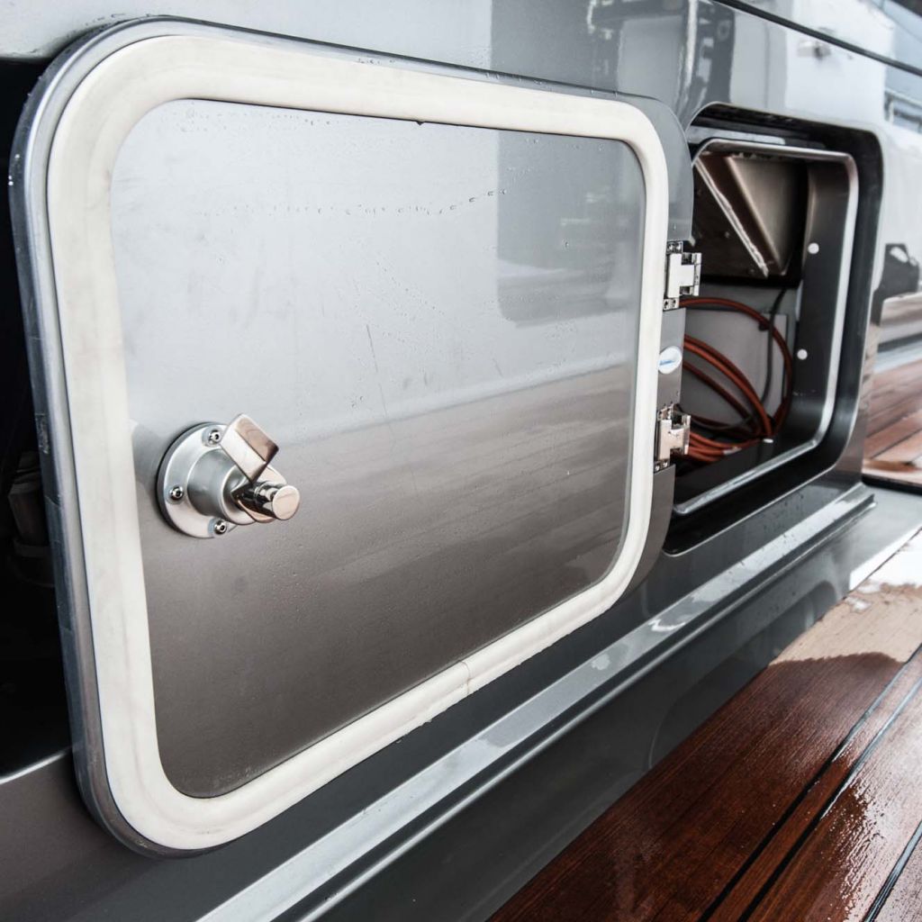 Nautical hatches for shipbuilding industry, in stainless steel