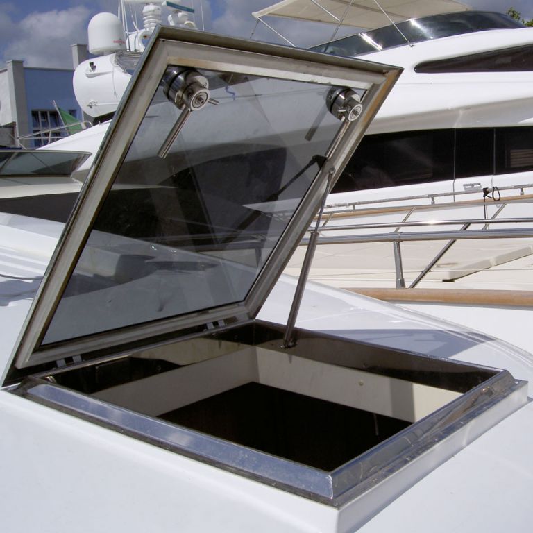 Nautical hatches for shipbuilding industry, in stainless steel